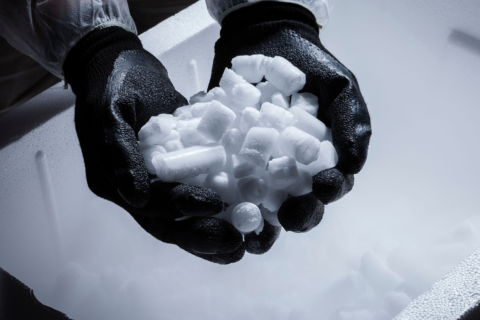 Anda Masih Gunakan Es Biasa? Temukan Mengapa Dry Ice Adalah Game ...